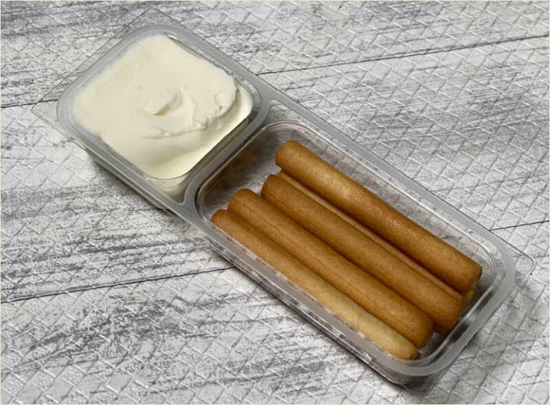 コストコ【キリクリームチーズ＆クラッカー】Kiri & Stick 濃厚クリームチーズディップがスティックお菓子とのセットになってるよ。