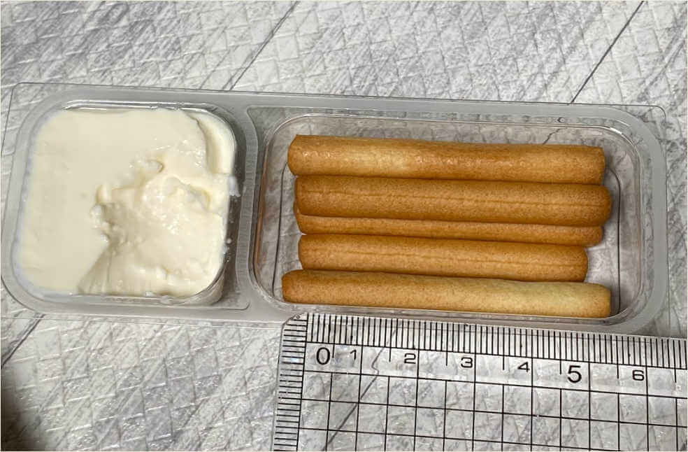 コストコ【キリクリームチーズ＆クラッカー】Kiri & Stick 濃厚クリームチーズディップがスティックお菓子とのセットになってるよ。