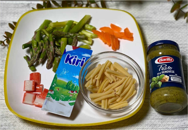 コストコ【キリクリームチーズ＆クラッカー】Kiri & Stick 濃厚クリームチーズディップがスティックお菓子とのセットになってるよ。